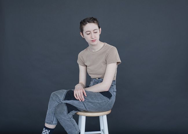 FRANKIE COSMOS TURNS BODYBUILDER IN NEW ‘SINISTER’ VIDEO : Silent Radio