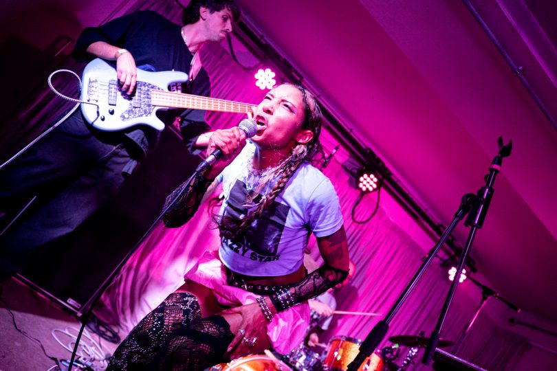 LIVE REVIEW – SPELLLING: YES PINK ROOM – 10/06/2025 : Silent Radio